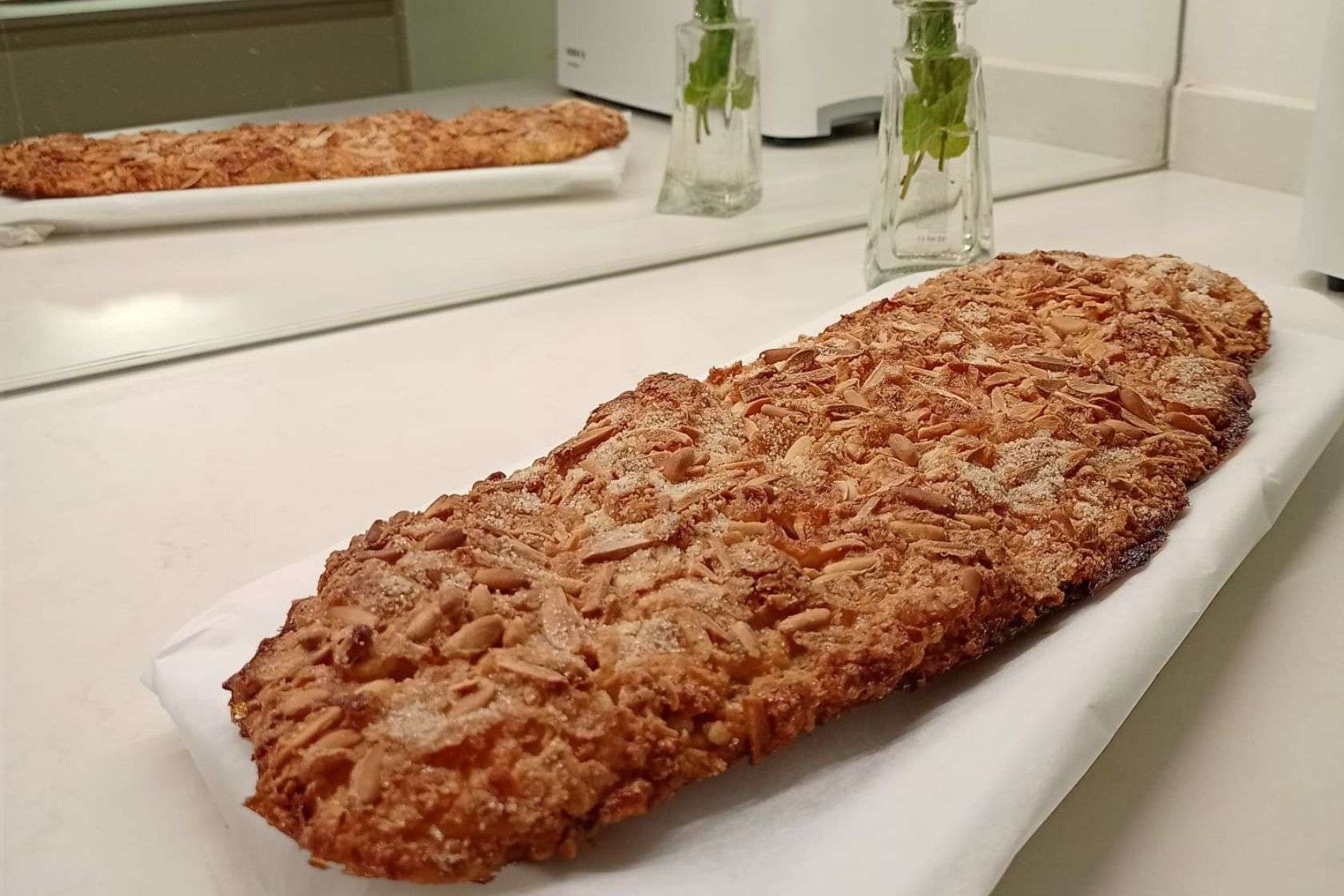 Coca de chicharrones. Ideal para la noche de San Juan